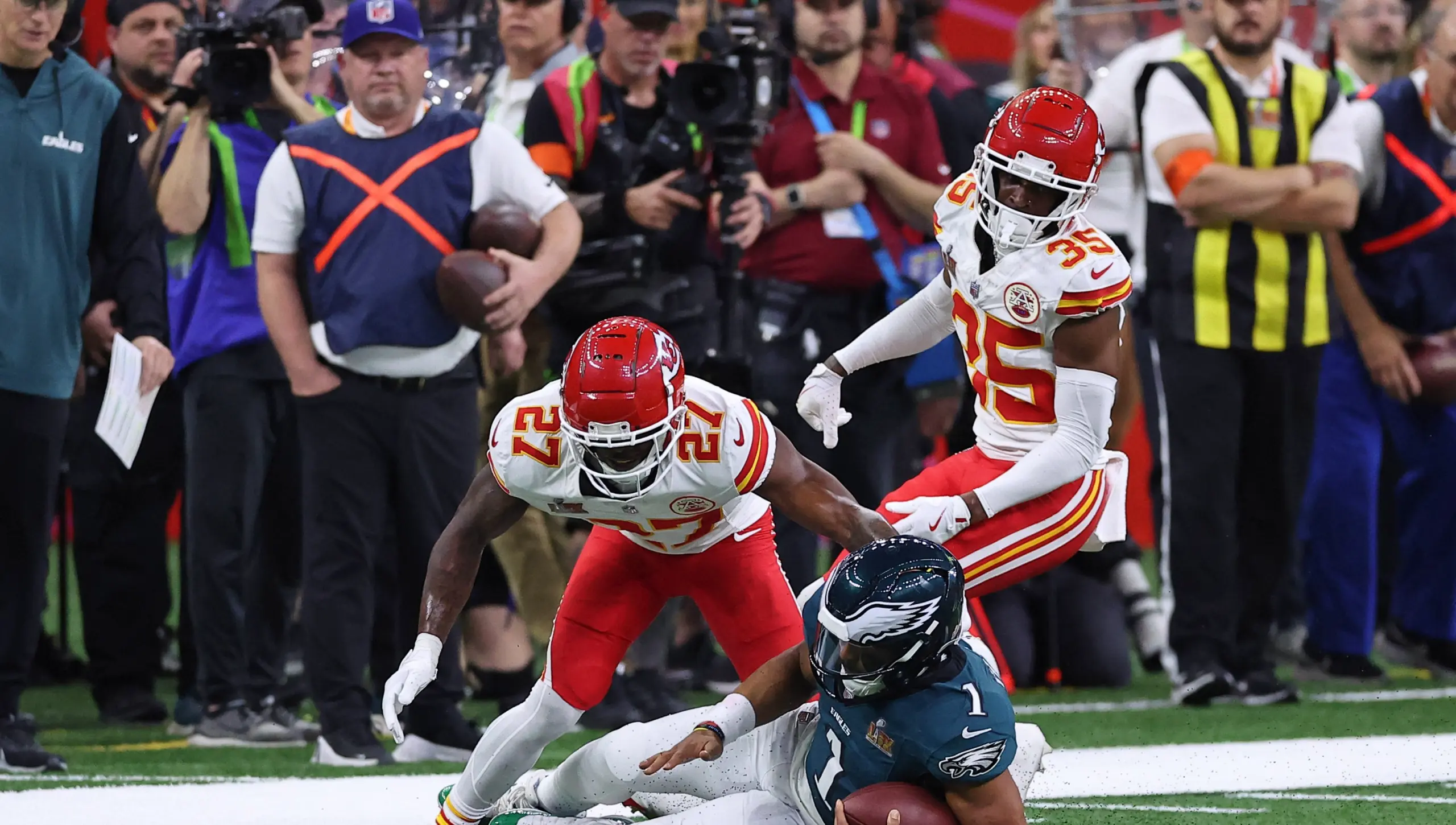 Chamarri Conner seizes nickel cornerback throne, turning heads with ...