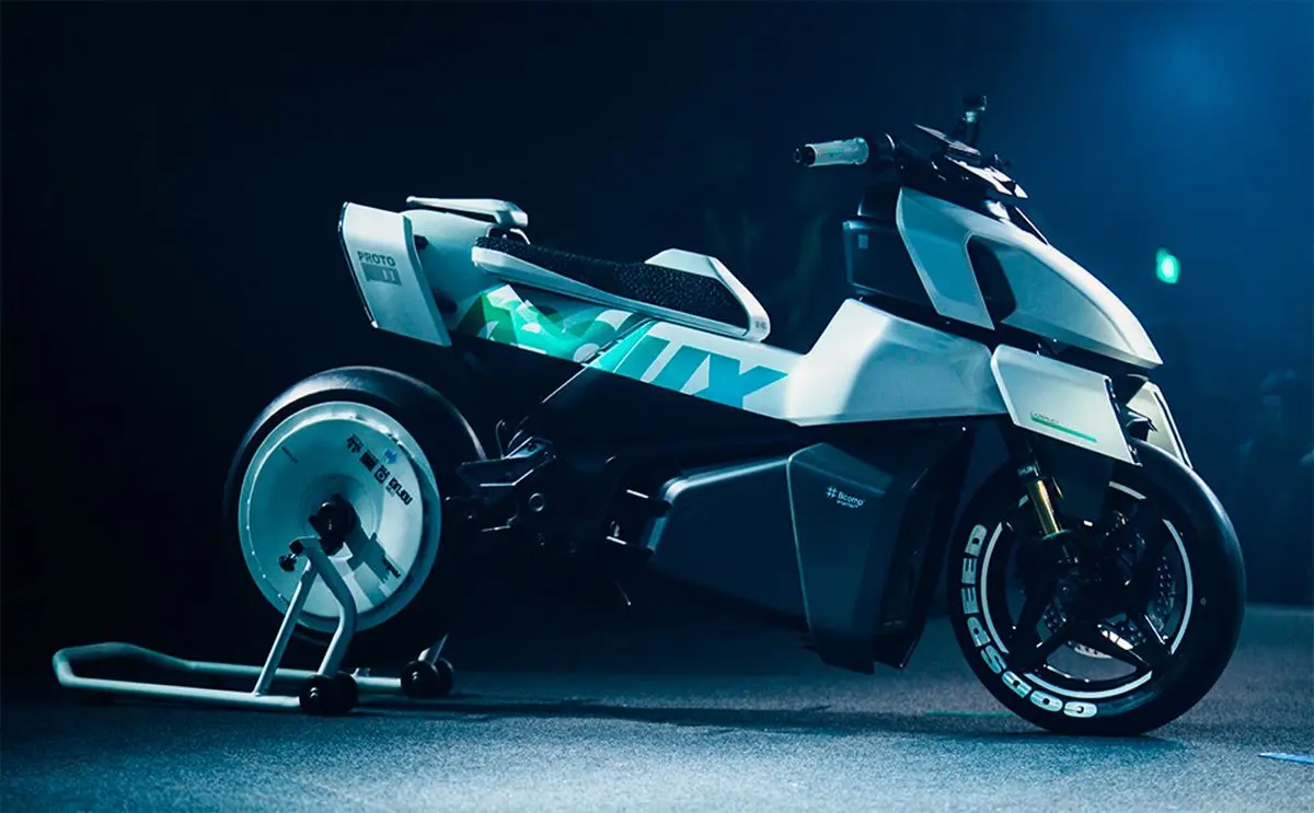 Chegou da Índia uma scooter que se transforma ao toque de um botão ...