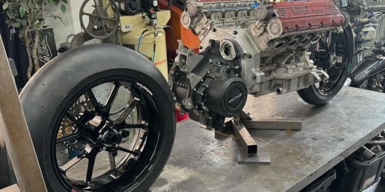 Vídeo: o impressionante projeto de um motor V8 Ferrari numa moto - Motociclismo